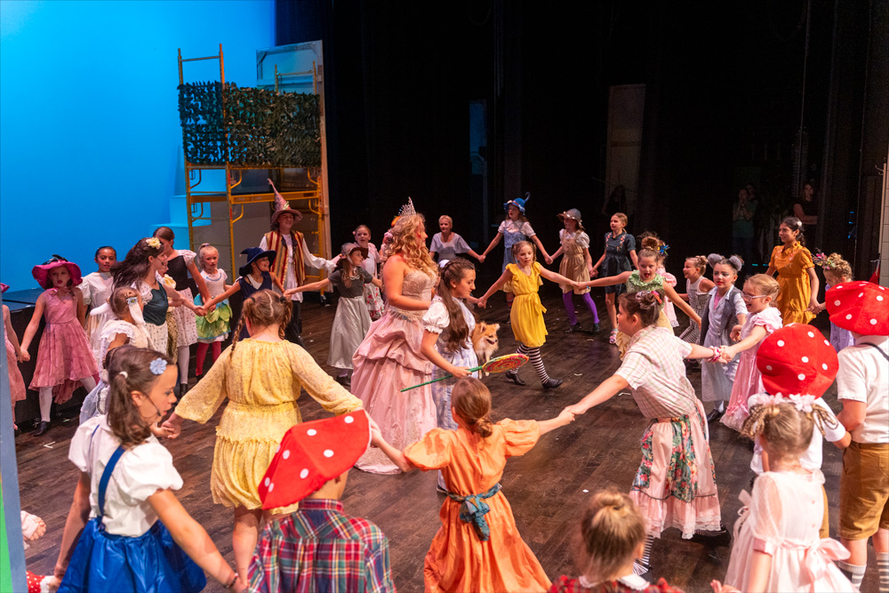 Massive production brings Oz to life at Jasper Arts Center - Dubois ...
